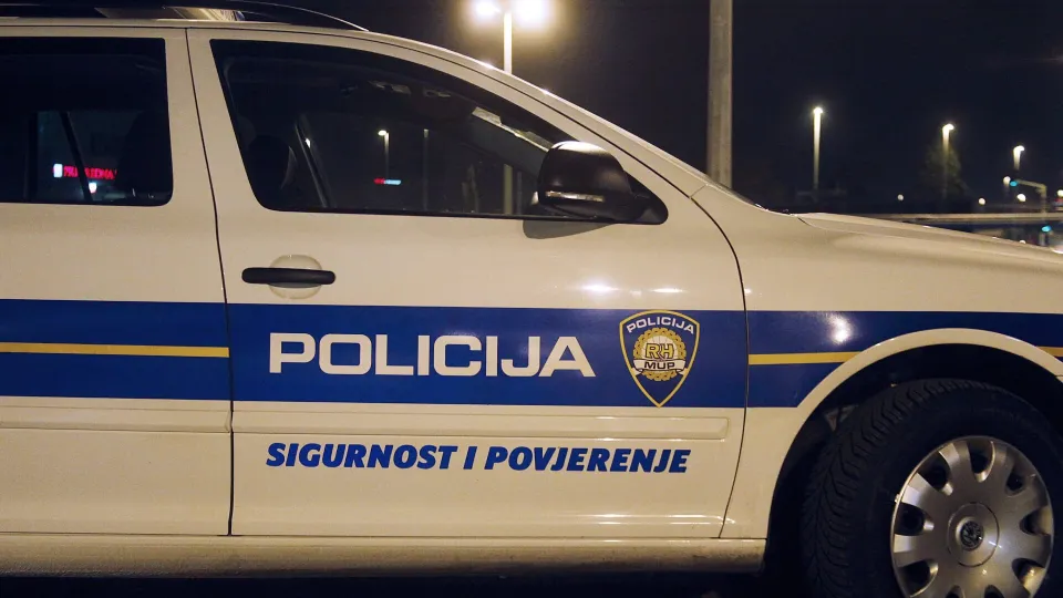 Izlazio u rikverc s parkirališta u Čazmi, udario drugi auto pa pobjegao ...